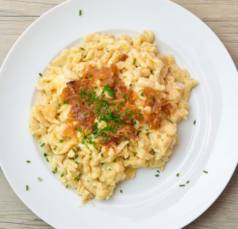 Käsespätzle - How to spätzle! - mampfness
