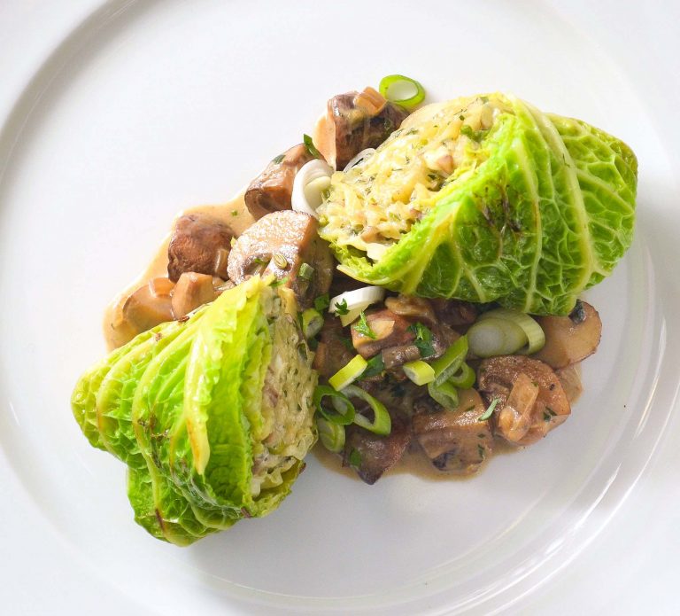 Wirsing-Rouladen mit Maronen-Kartoffel-Käse-Füllung - mampfness